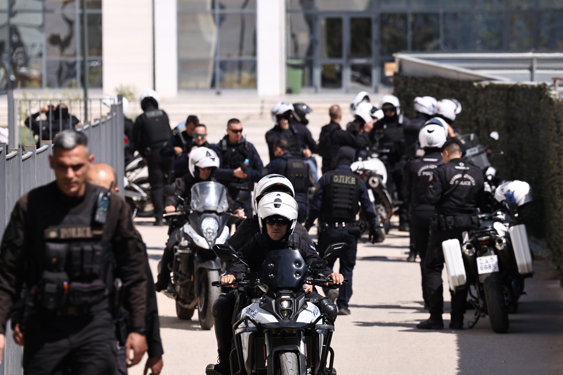 Ένοπλη επίθεση στη Λουκάρεως: Σοβαρά κενά ασφάλειας στα δικαστήρια ...