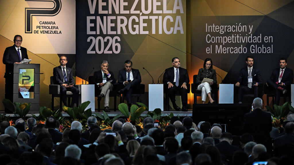 Venezuela intenta rescatar su industria petrolera con el 70% de sus ...
