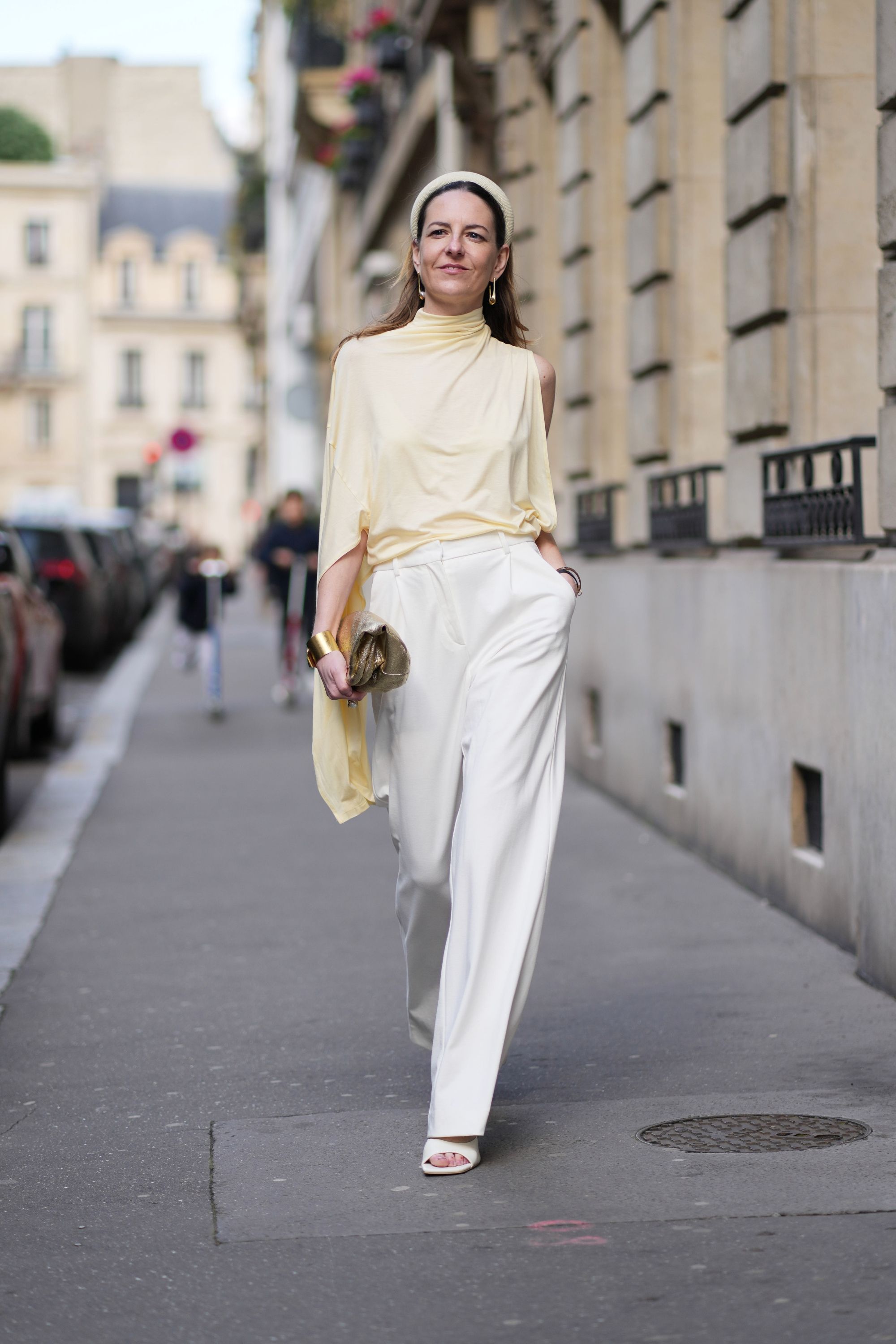 Cómo combinar blusas de colores con pantalones blancos para lucir ...