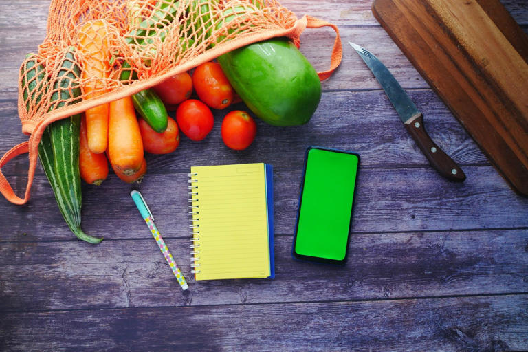 6 apps Canadian grocery shoppers are using to save hundreds every month