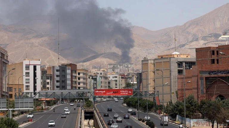 Labor crisis in Iran: The professional class loses two million jobs ...