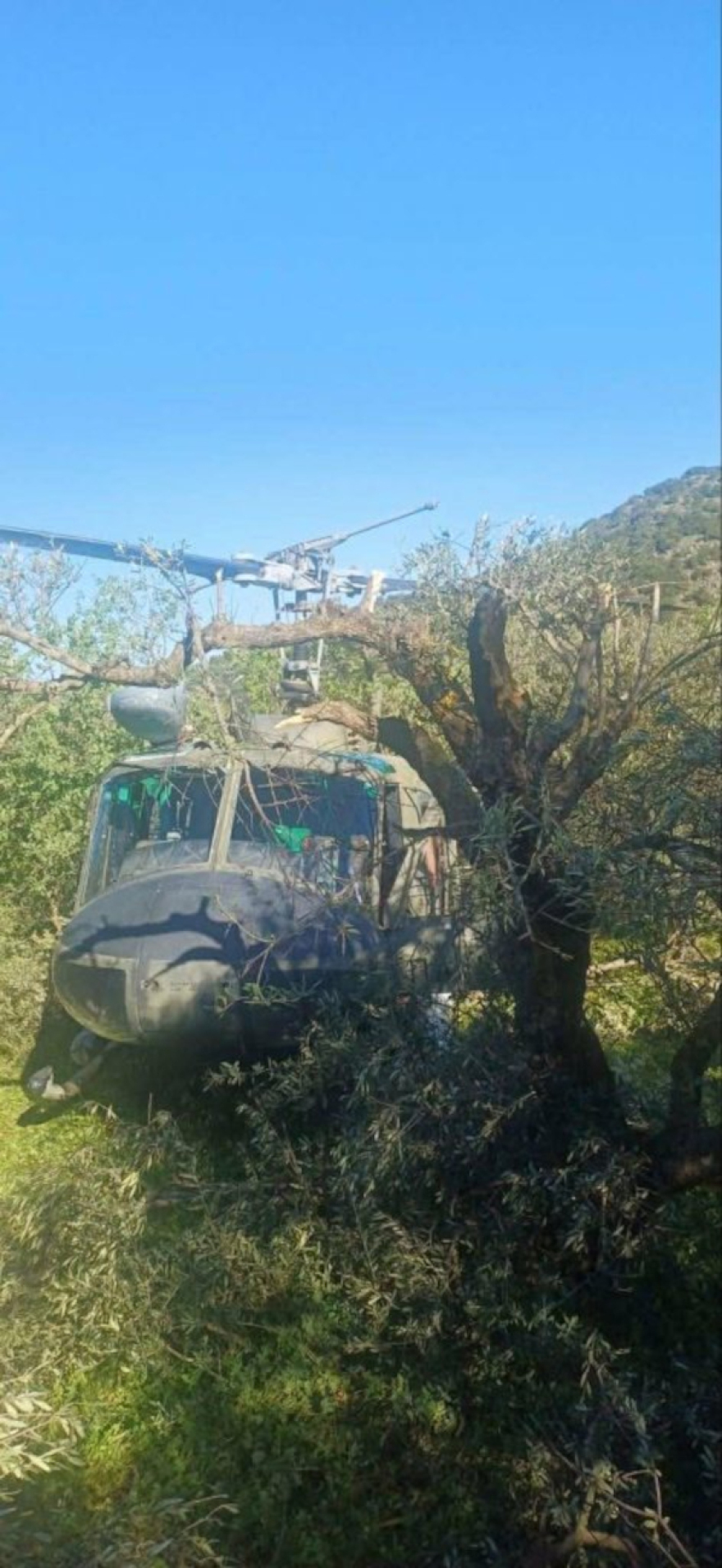 Με Chinook έγινε η απομάκρυνση του ελικοπτέρου που προσγειώθηκε σε ...