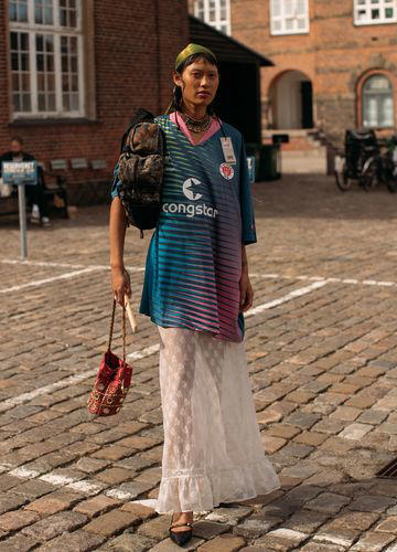 Weder T-Shirt noch Bluse: Dieses sporty Oberteil lieben die Modeprofis ...