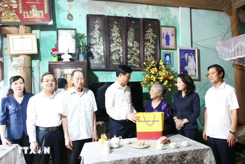 Tặng quà gia đình chính sách, hộ nghèo, công nhân lao động khó khăn tại ...