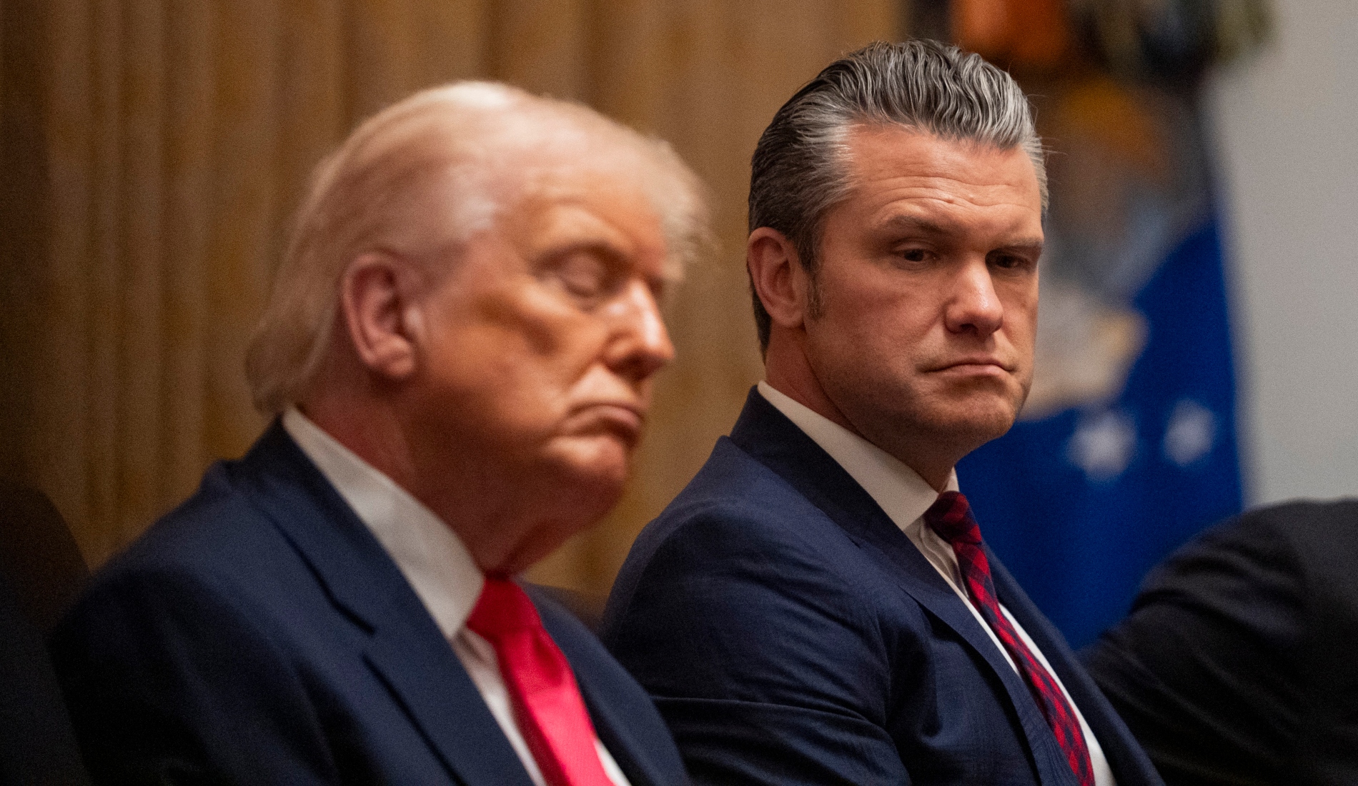Trump appears to fall asleep during an Oval Office meeting & 'Sleepy ...