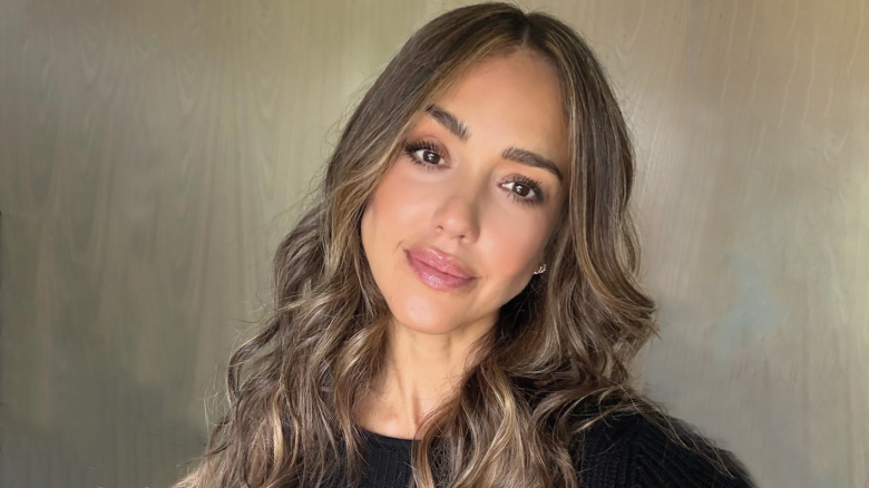 Jessica Alba compie 45 anni e cambia look (ma la tinta va protetta dal ...