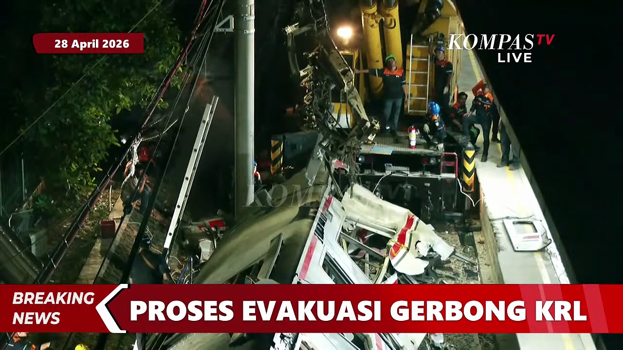 Situasi terkini pemindahan gerbong KRL di Stasiun Bekasi Timur, petugas ...