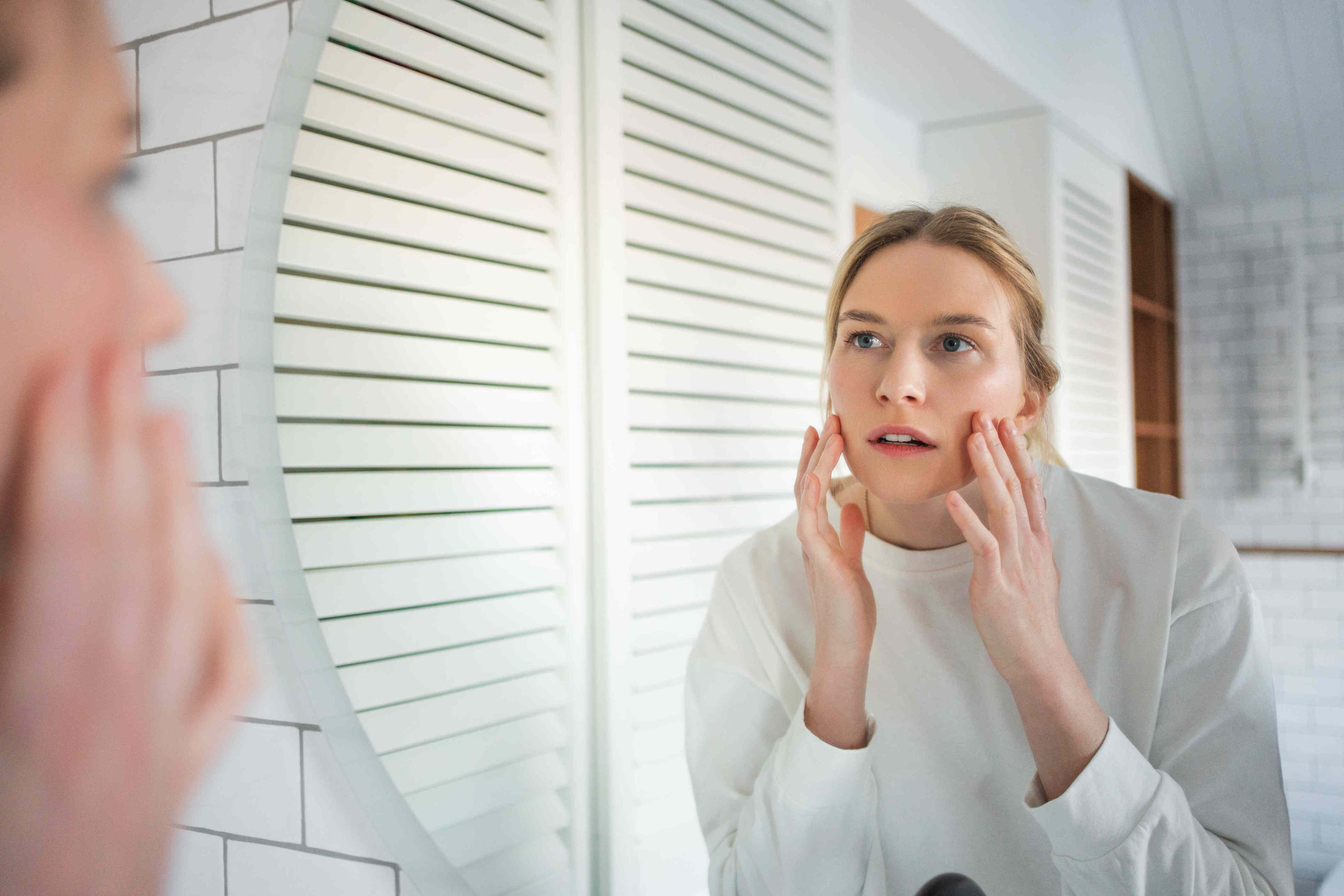 12 signs of thyroid imbalance that can show up on your skin and eyes