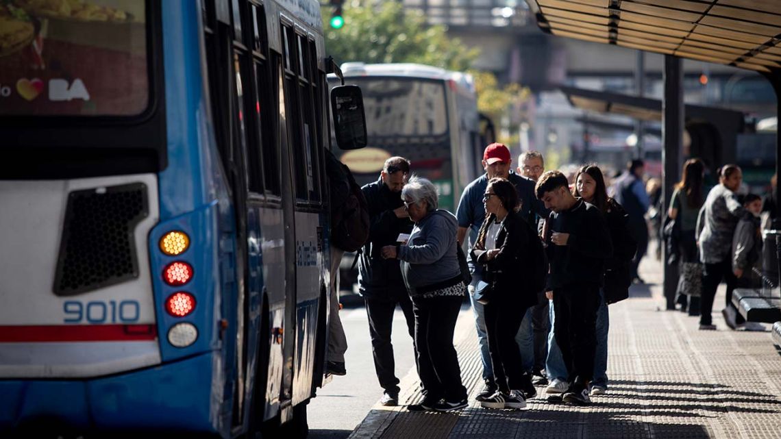 Aumentan los precios de boletos de colectivo y tren en el AMBA: cuánto ...