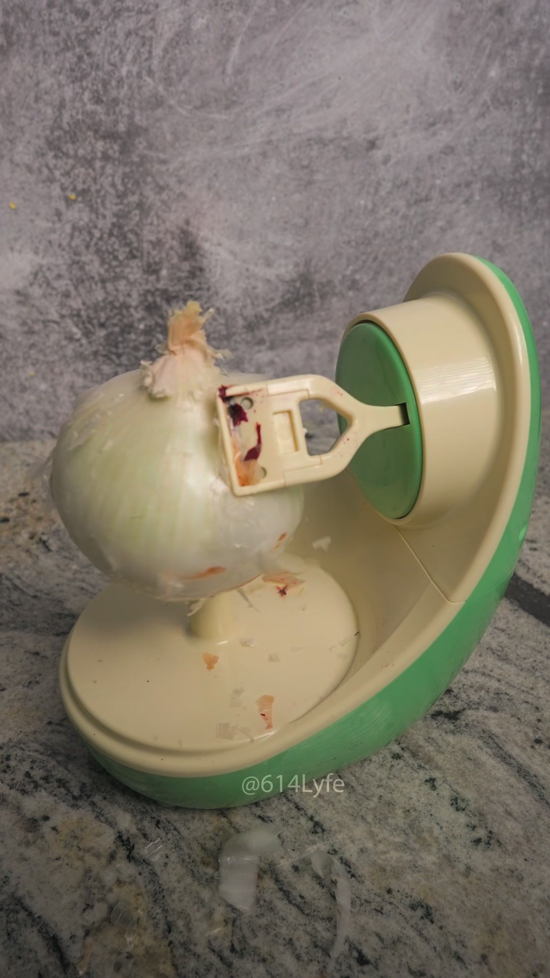 Peeling a white onion cleanly and fast