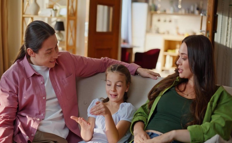 Are screens quietly breaking your family bond? Psychologists say this ...
