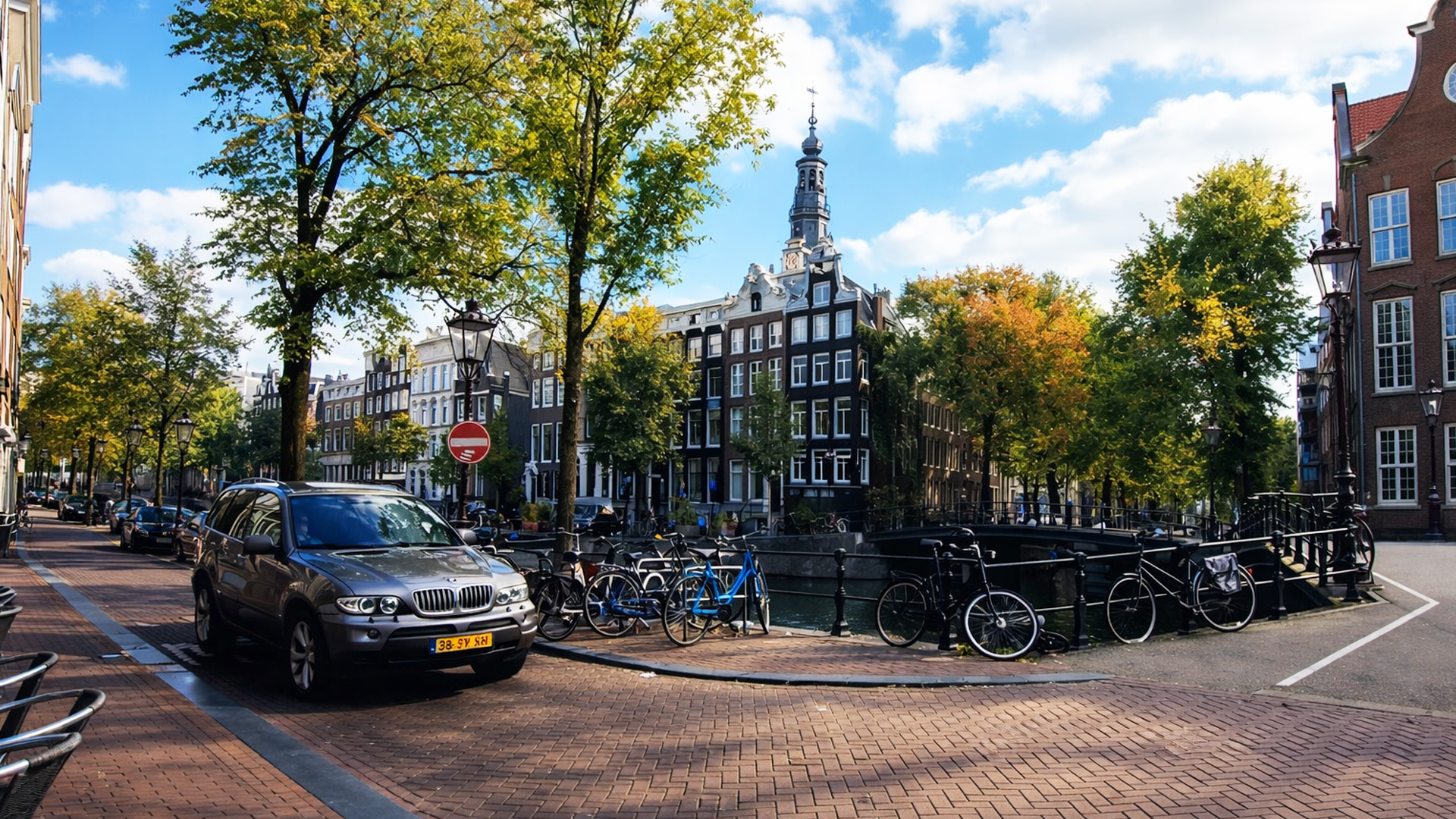 Exploring Amsterdam’s historic streets and bridges (4K)
