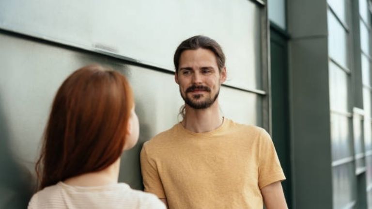 Según la psicología, una persona que mantiene la mirada fija en una ...