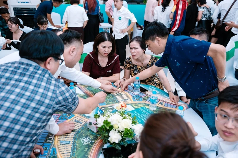 Cư dân tiên phong của Vinhomes Global Gate Hạ Long hưởng đặc quyền vé ...