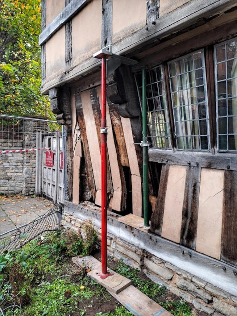Casa de família do Shakespeare em risco após embate de carro