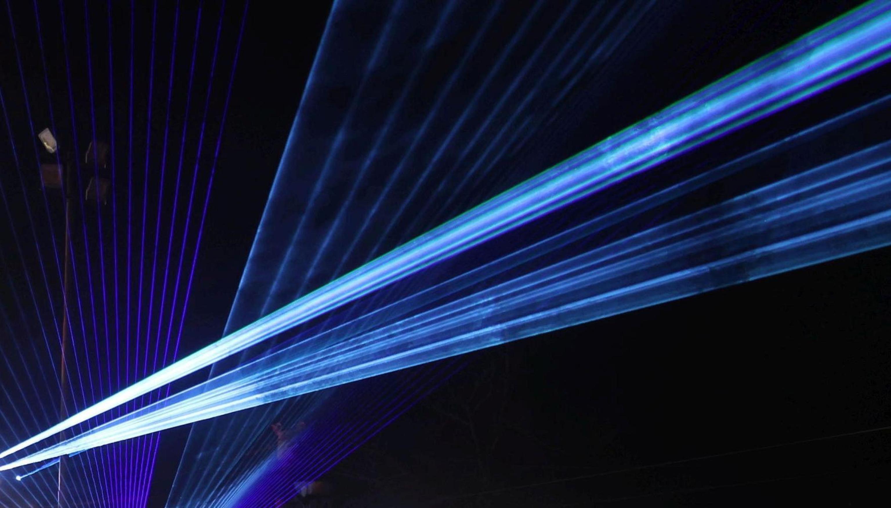 Un materiale scolpito dalla luce per occhiali smart e nanosensori
