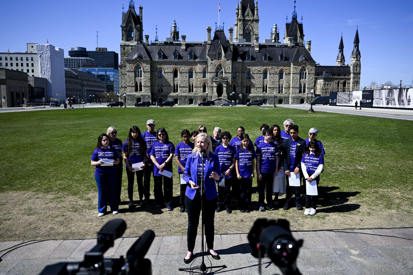 Parents who don't allow kids to have smartphones say social media ban ...