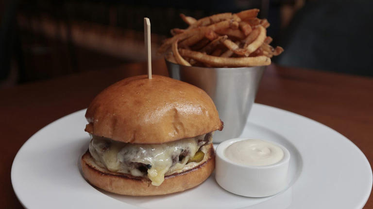 Holiday Club in Uptown to close after more than three decades