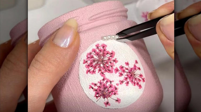 Don't throw away an old glass jar: Use it for stunning DIY spring decor