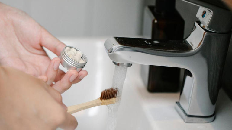 ¿Cómo desinfectar tu cepillo de dientes y evitar bacterias en tu boca?