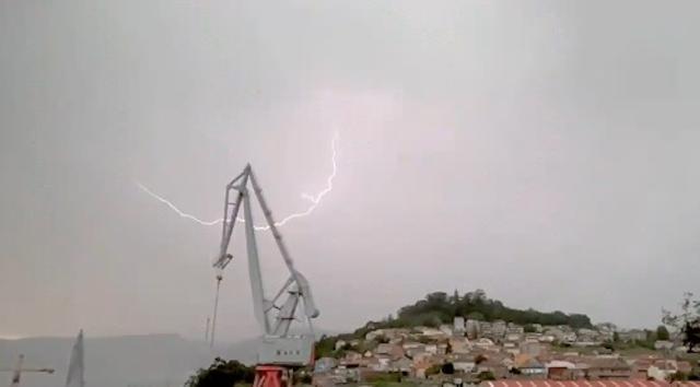Intensa tromba de agua acompañada de rayos y truenos en plena tarde en Vigo