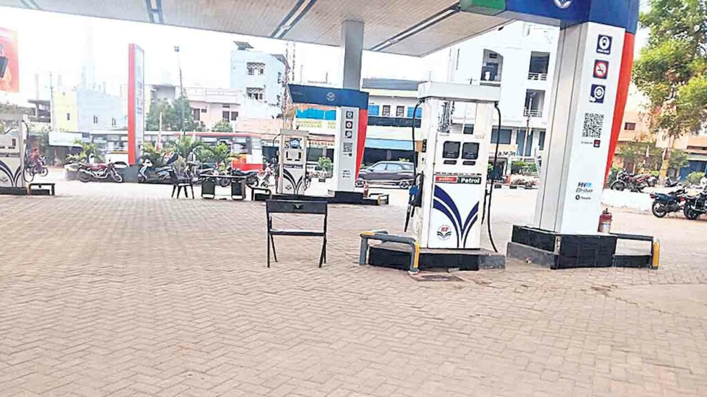 నో స్టాక్‌.. ఉమ్మడి జిల్లావ్యాప్తంగా పెట్రోల్‌ బంకుల వద్ద ఇంధనపు కొరత