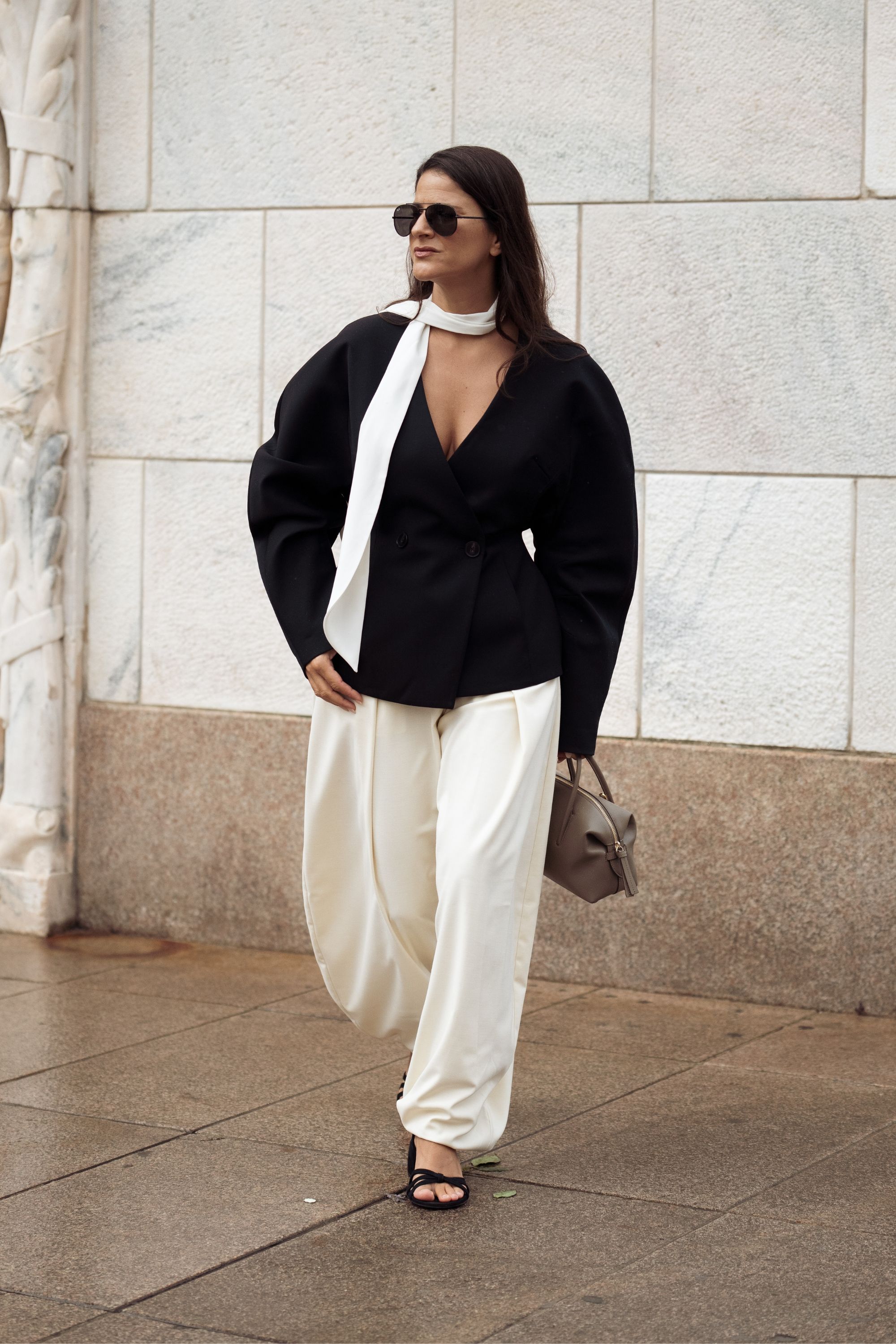 Cómo combinar blusas de colores con pantalones blancos para lucir ...