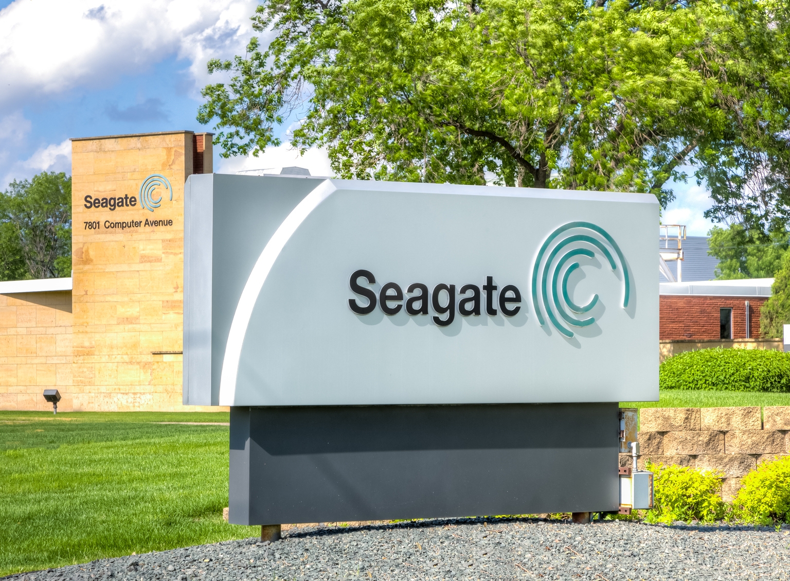 Seagate surges up as Q3 results, guidance top estimates