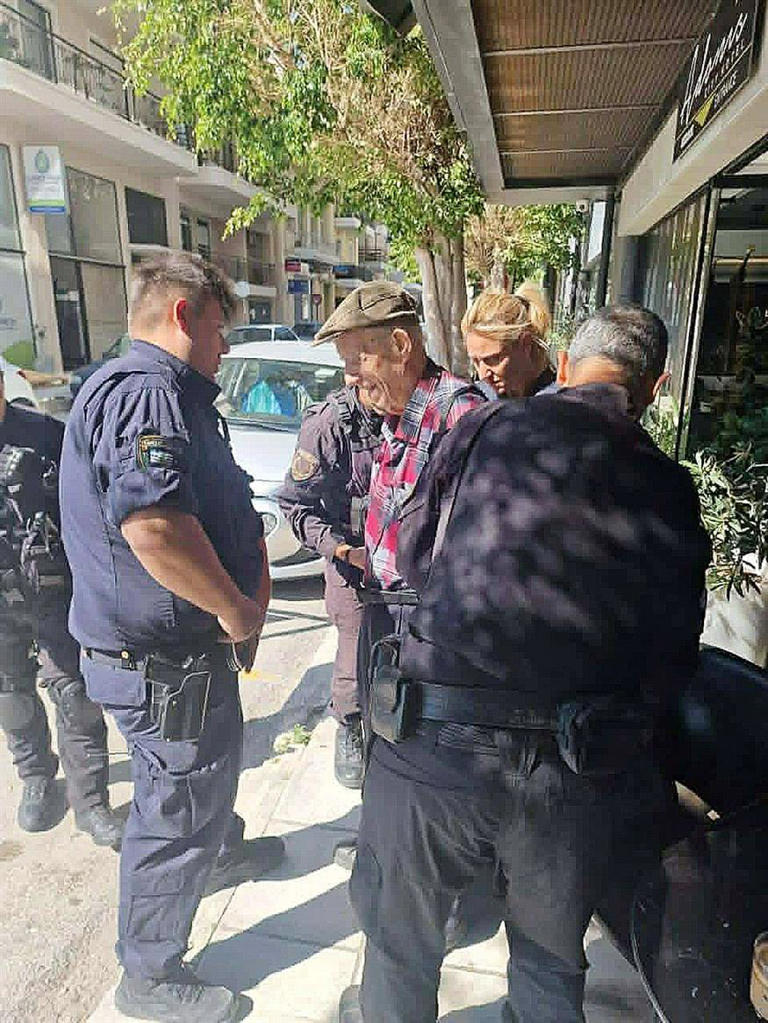 Νέες αποκαλύψεις για τον ηλικιωμένο πιστολέρο: Η άδεια οπλοφορίας στα ...