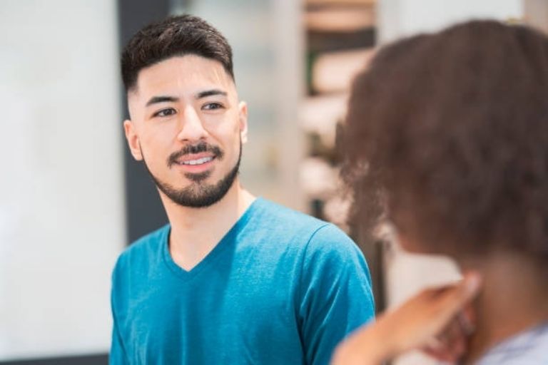 Según la psicología, una persona que mantiene la mirada fija en una ...