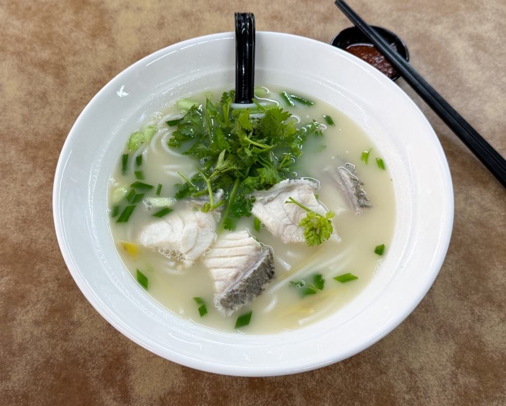 Kampung chicken wantan stall in Restoran Goodview Kopitiam has expanded ...