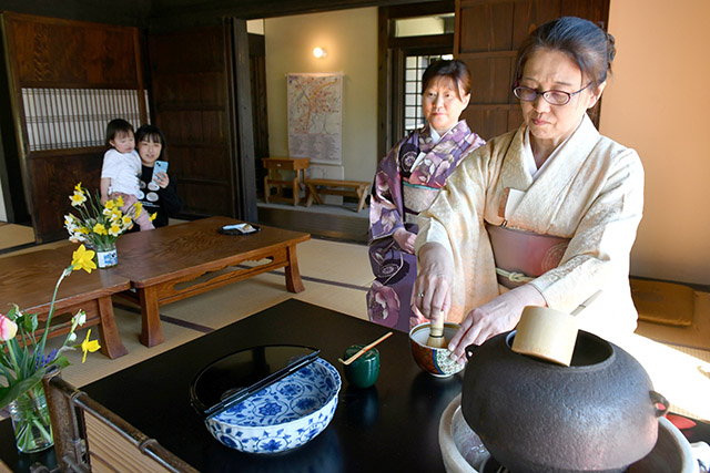 街並み眺め抹茶で一服 金山、大堰公園で「さくら茶会」