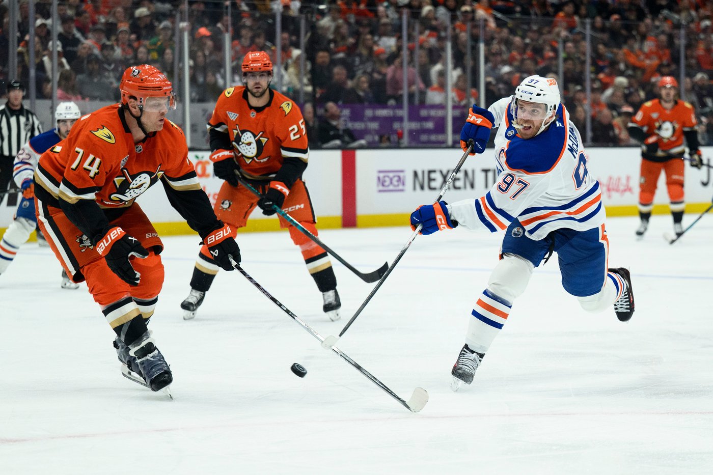 Connor McDavid affronte les Ducks; Connor Ingram devant le filet