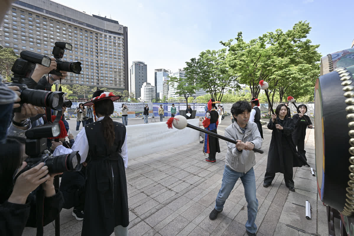 온실가스 감축 예산 촉구…그린피스 '기후 신문고' 퍼포먼스 [쿠키포토]