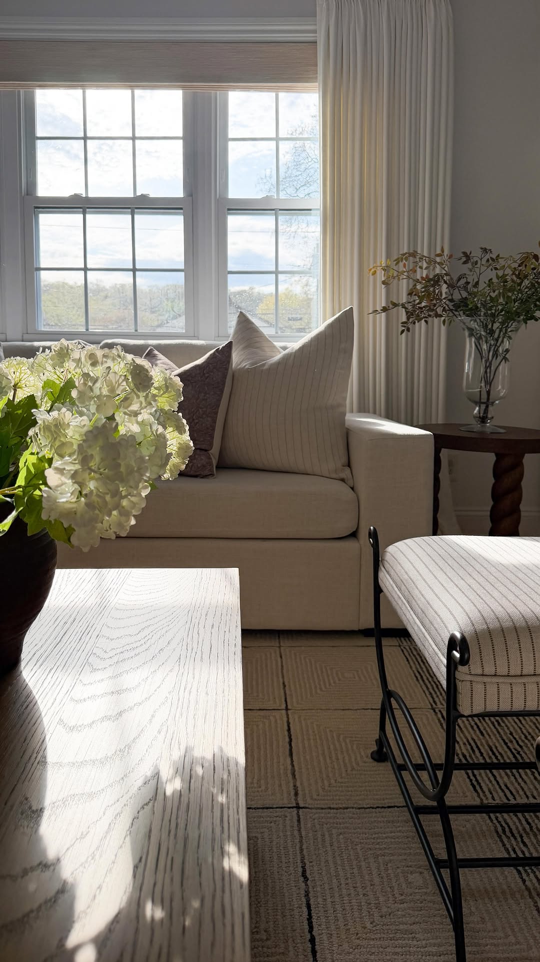 Warm neutral living room ideas that feel calm and luxurious