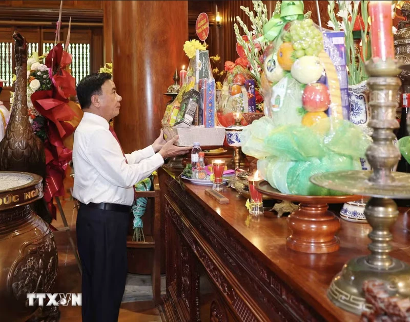 Thường trực Ban Bí thư dâng hương tưởng niệm Chủ tịch Hồ Chí Minh tại ...