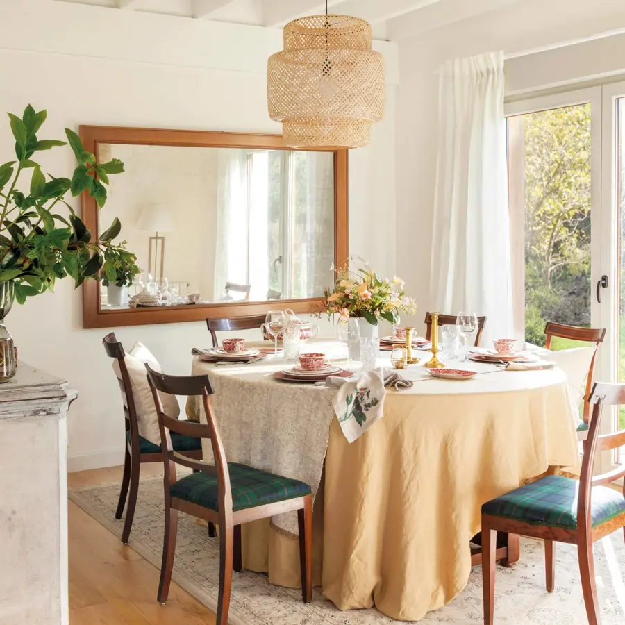 Un espejo podría estar arruinando el buen feng shui de tu comedor ...