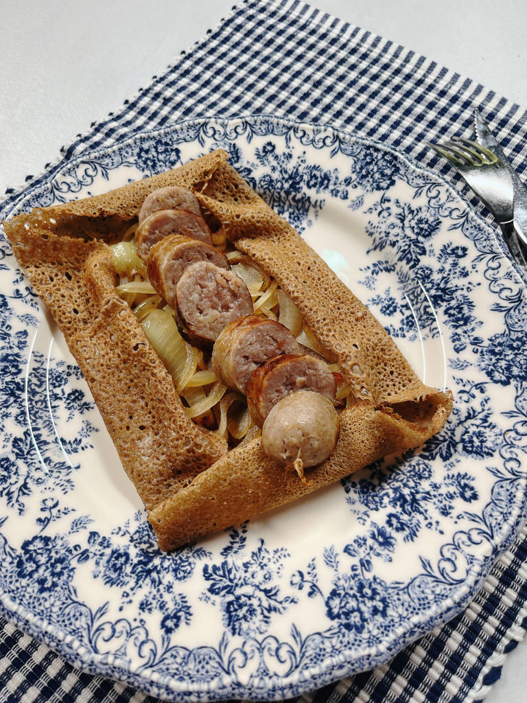 Galette-saucisse : la recette bretonne emblématique à faire à la maison