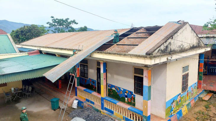 Bộ đội giúp dân lợp lại nhà, trường học sau lốc xoáy