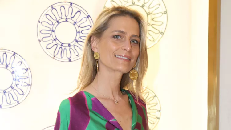 Η Τατιάνα Μπλάτνικ με κόκκινο κοστούμι και την αγαπημένη μπλούζα των ...