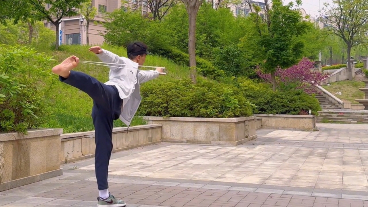 Daring one-legged slingshot stunt in China