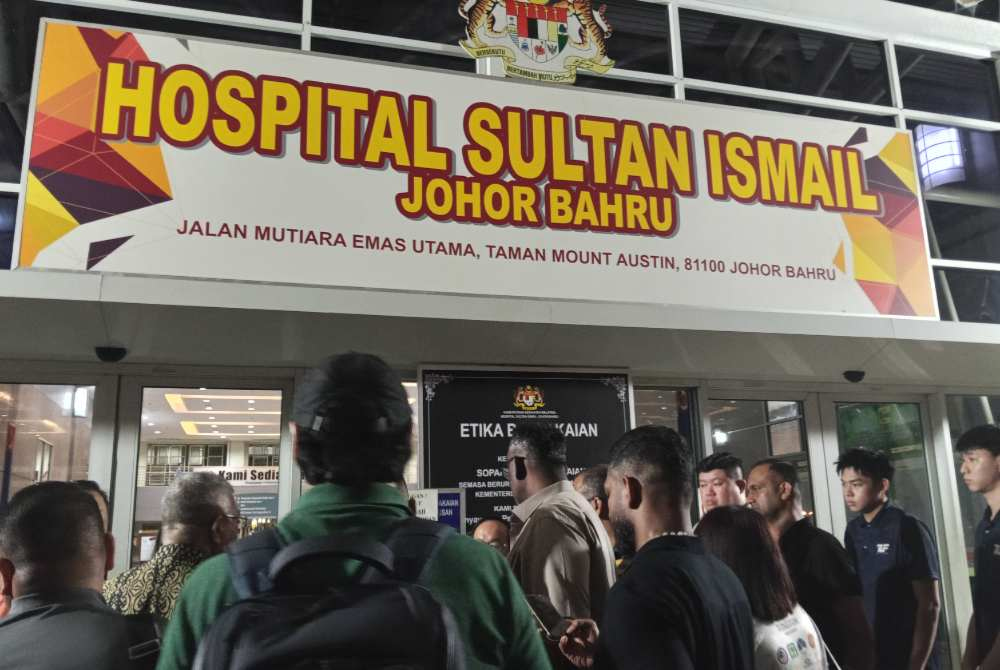 Political figures gather at HSI as Lek Khang recovers after surgery