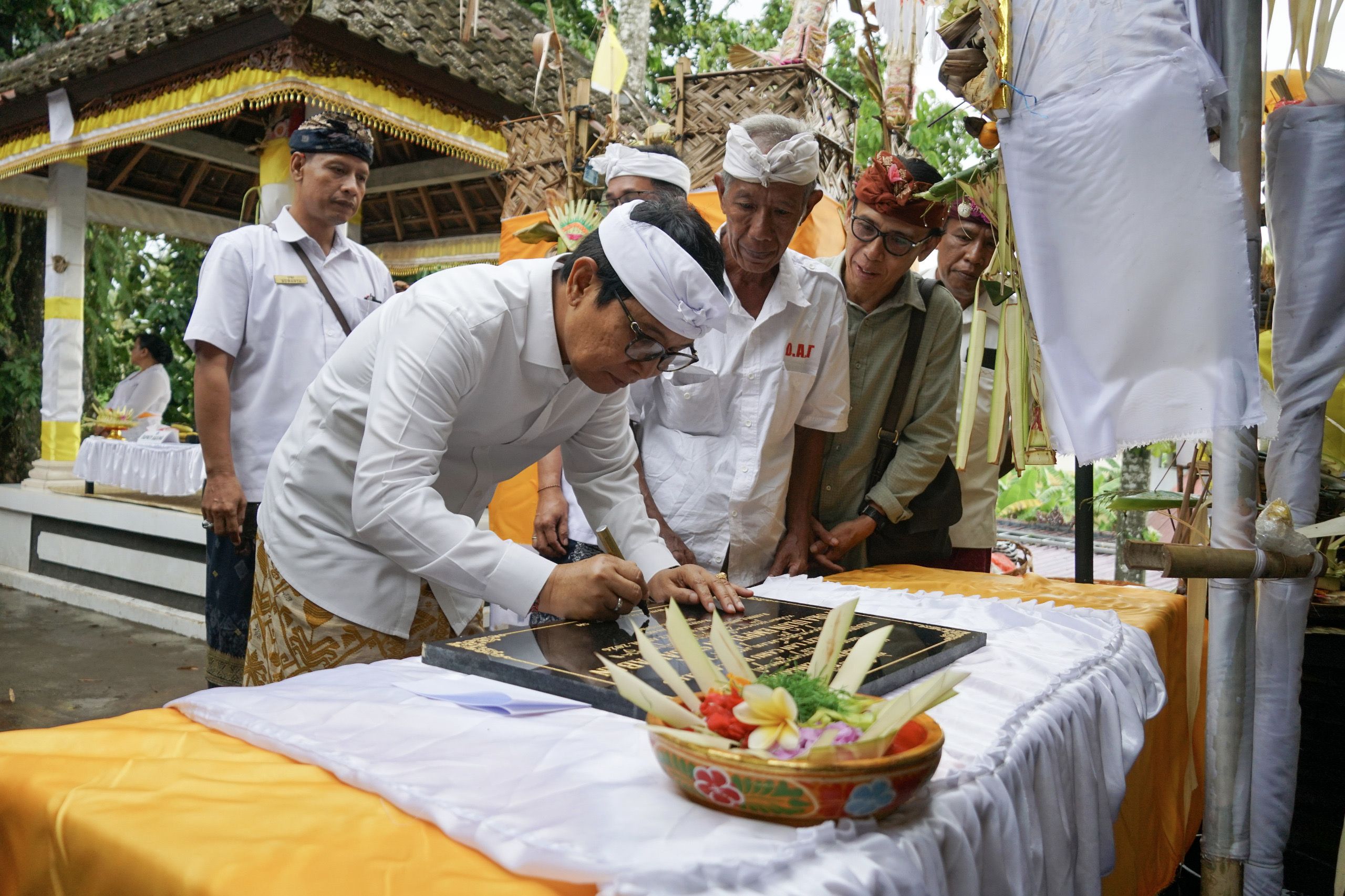 Bupati Badung Adi Arnawa Nodya Karya Ngenteg Linggih di Pura Ulun ...