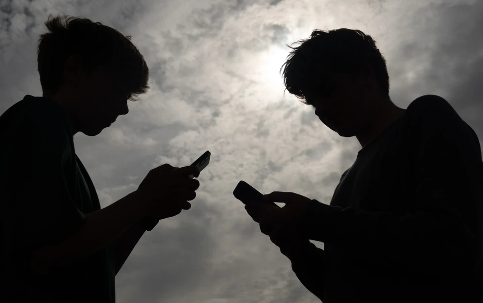 Experts urge parents to teach kids real-world social skills