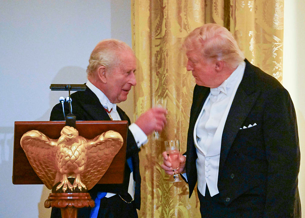 Koning Charles geeft Donald Trump koekje van eigen deeg tijdens ...