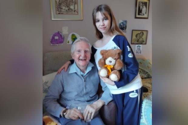 Teddy bear bridges generations in touching Darlington care home tale