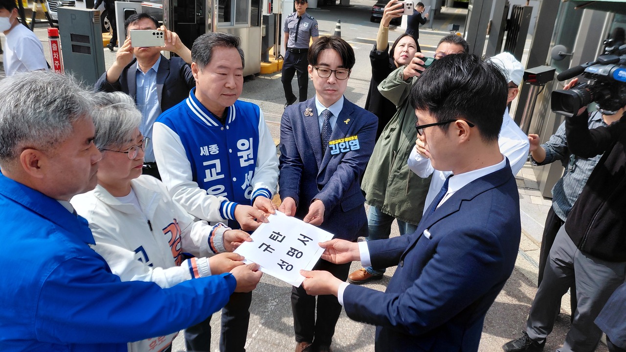 교육부 장관 정치중립 논란 확산…"사퇴 요구·선관위 조사 촉구"