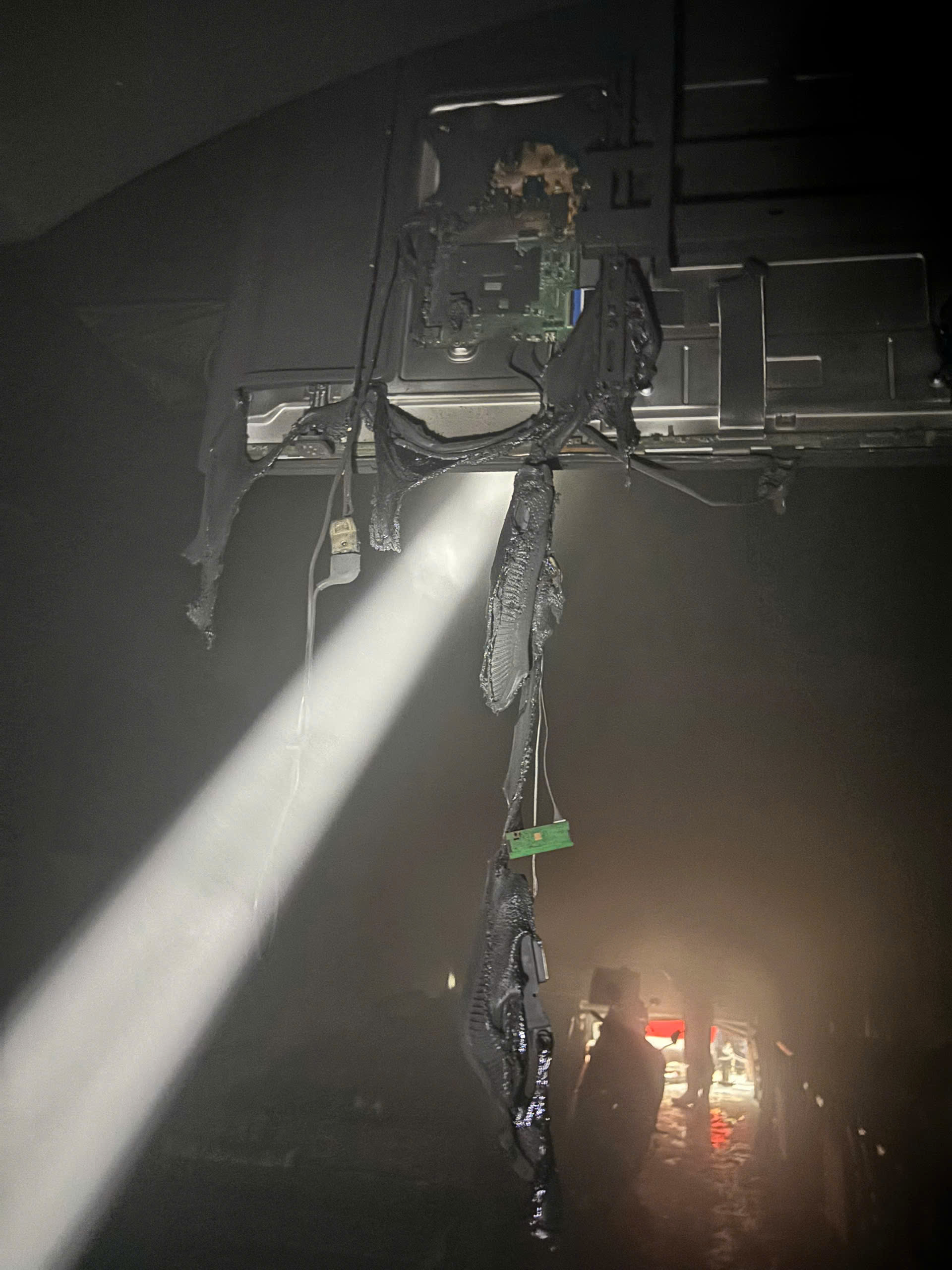 5 người nước ngoài chui cửa sổ thoát thân khi cháy nhà hàng