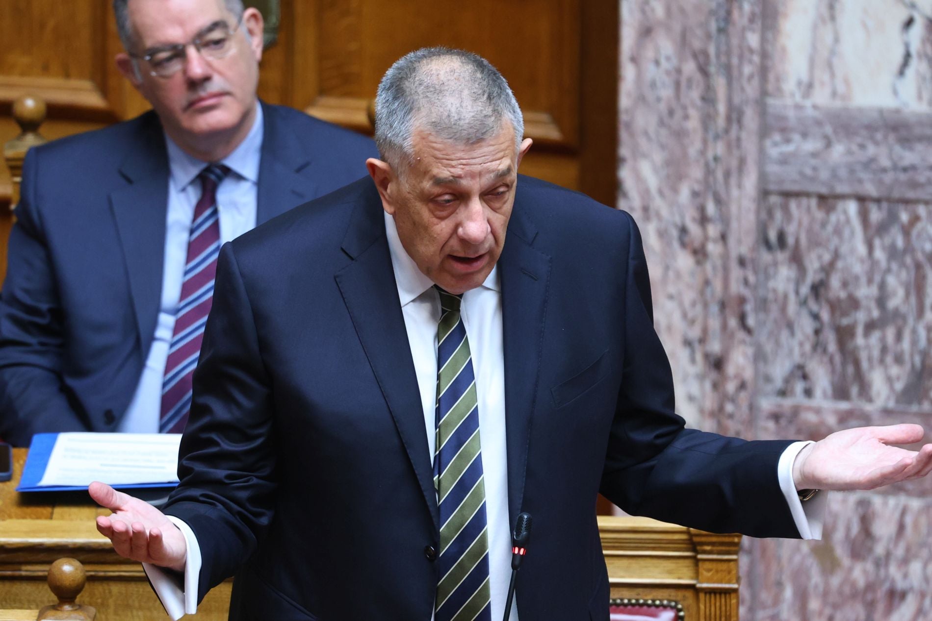 Βουλή: Άγρια κόντρα βουλευτή της ΝΔ με υφυπουργό