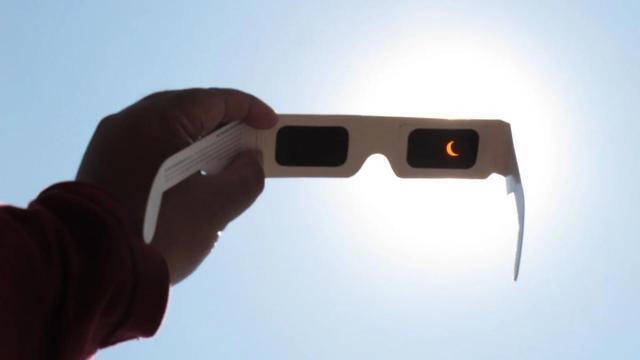 Si quieres unas gafas homologadas gratis para ver el eclipse podrás ...